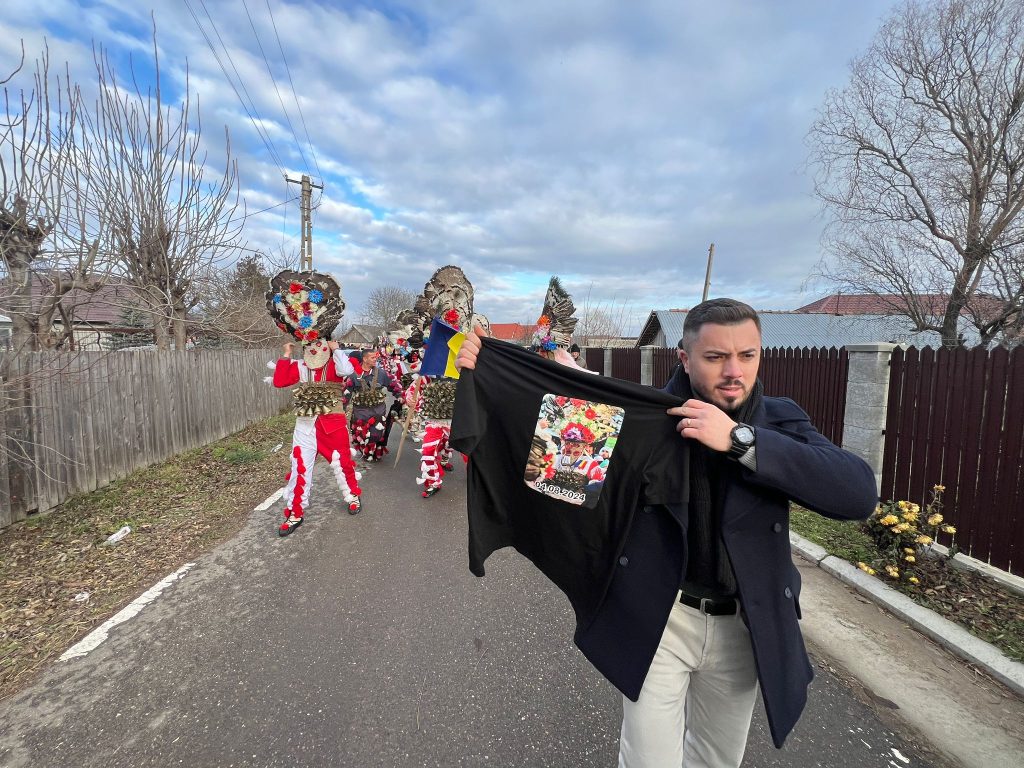 VIDEO | FESTIVALUL OBICEIURILOR DE IARNĂ ”DATINA” DE LA DELENI.PARADA ...